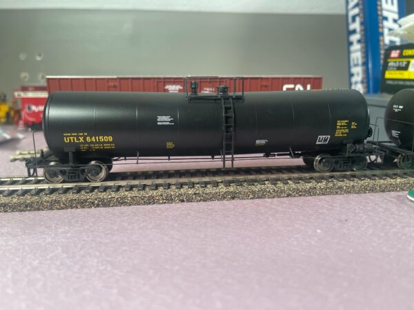 Union Tank Car Line UTLX 641696 54' 23,000 Gallon Tank Car